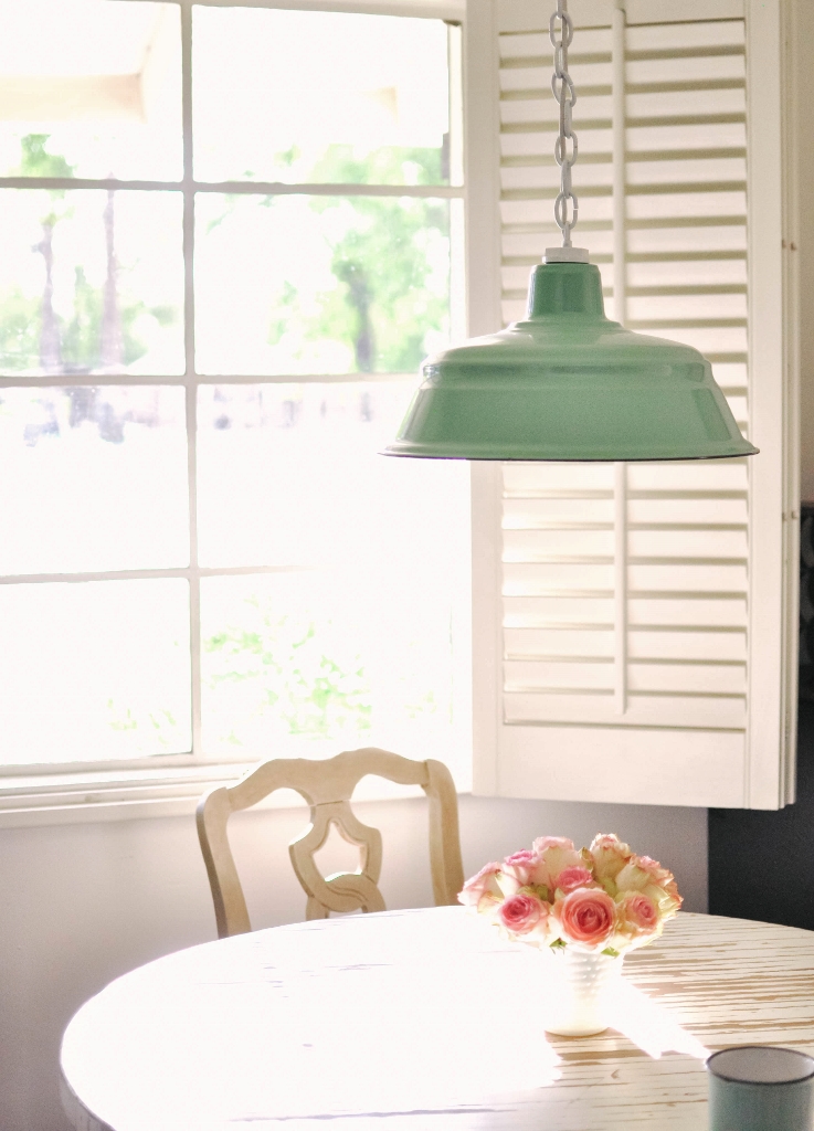 Jadite Porcelain Pendant Embraces '50s Ranch House Charm | Inspiration ...