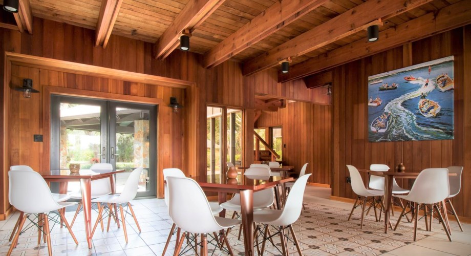 Gooseneck Barn Lights Bring Nautical Vibe to Kitchen | Inspiration ...