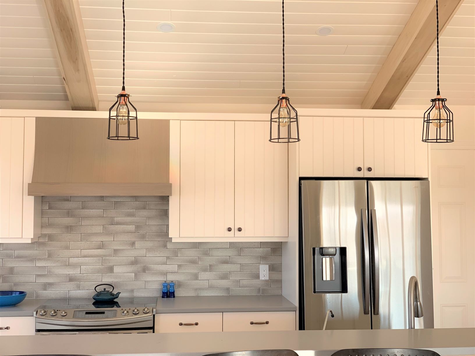 Minimalist Pendant Lighting Adds Flair to Farmhouse Kitchen