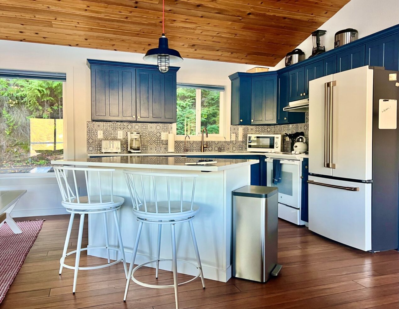 Crisp Navy LED Lighting Lends Nautical Flair to Lake House